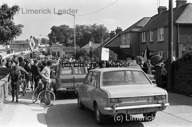 Roxboro Rd, Road Block and demonstration by residents | From Limerick ...